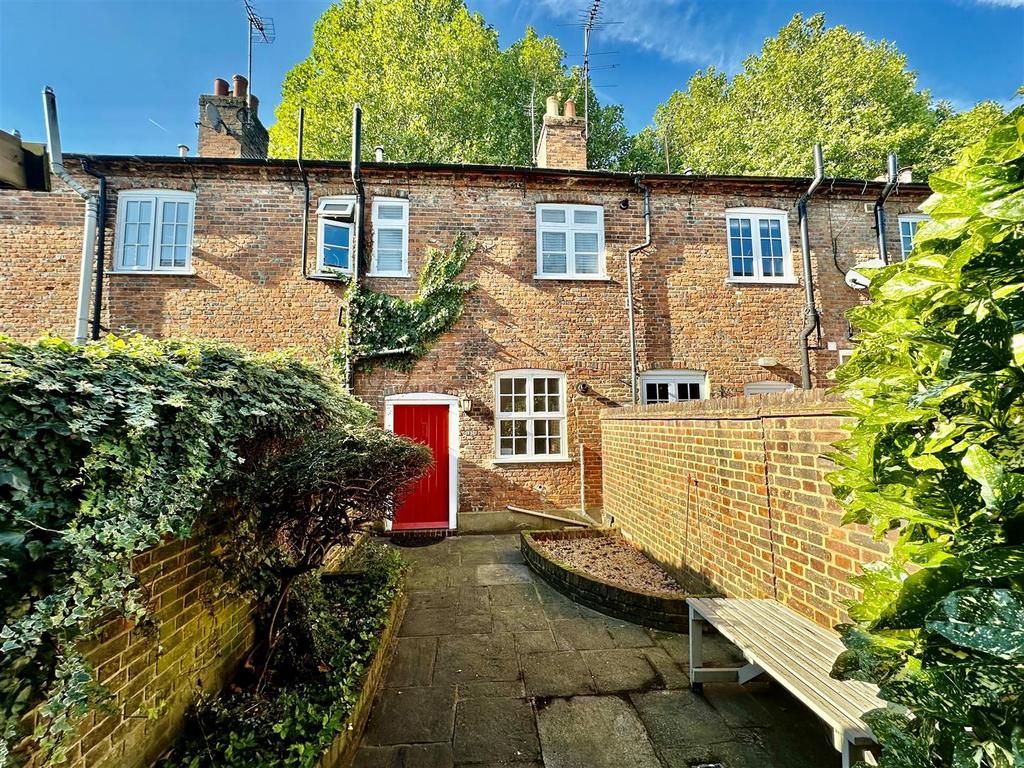 The Hart, Farnham 2 bed cottage for sale - £379,950