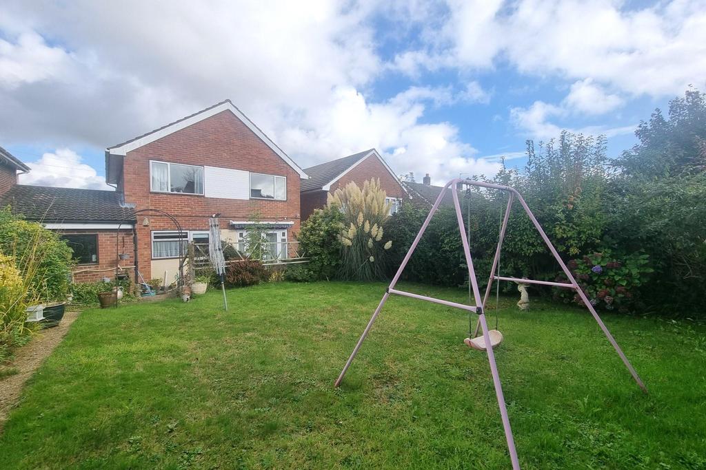 MILLER DRIVE, FAREHAM 4 bed detached house - £435,000