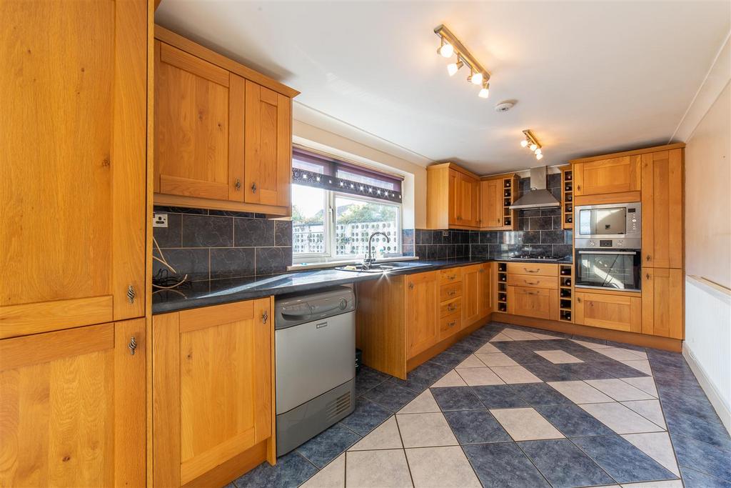 Clark Avenue, Cwmbran NP44 3 bed detached bungalow - £370,000