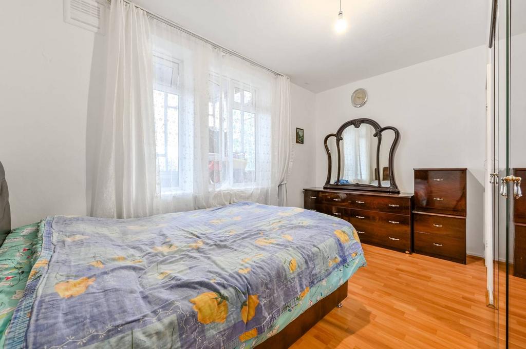 Matthias Road, Stoke Newington... 2 bed flat - £475,000
