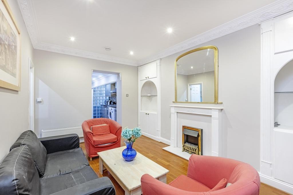 Redcliffe Square Chelsea SW10 2 bed flat - £2,500 pcm (£577 pw)