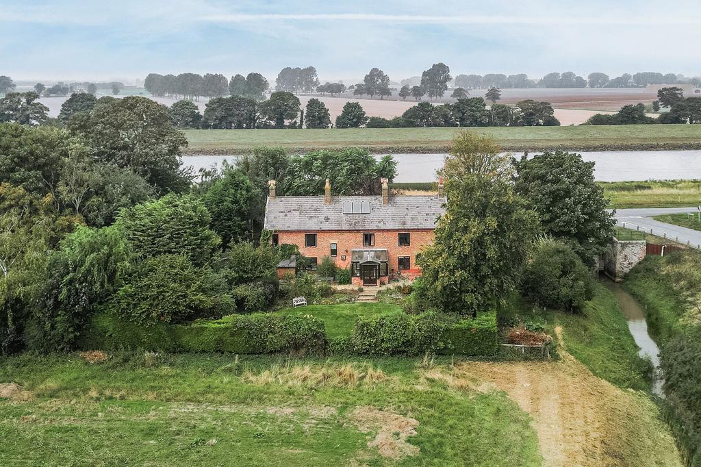 East Bank, Sutton Bridge 6 bed detached house - £325,000
