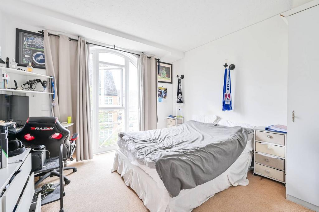 Eleanor Close, Canada Water, London... 2 bed flat to rent - £2,200 pcm ...