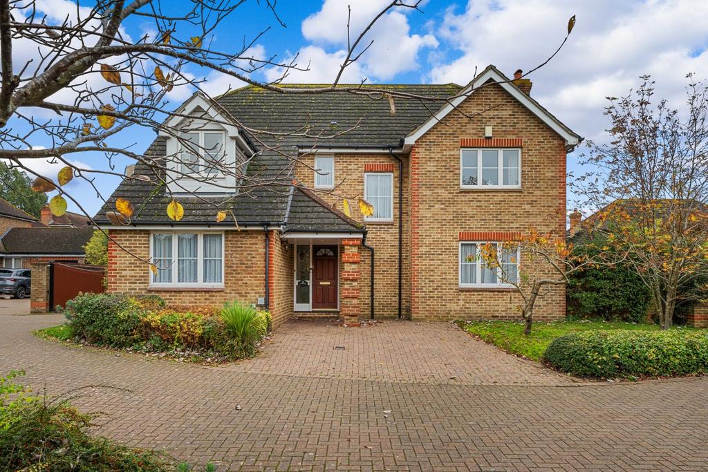 Ewell, Surrey KT17 5 bed detached house - £3,650 pcm (£842 pw)