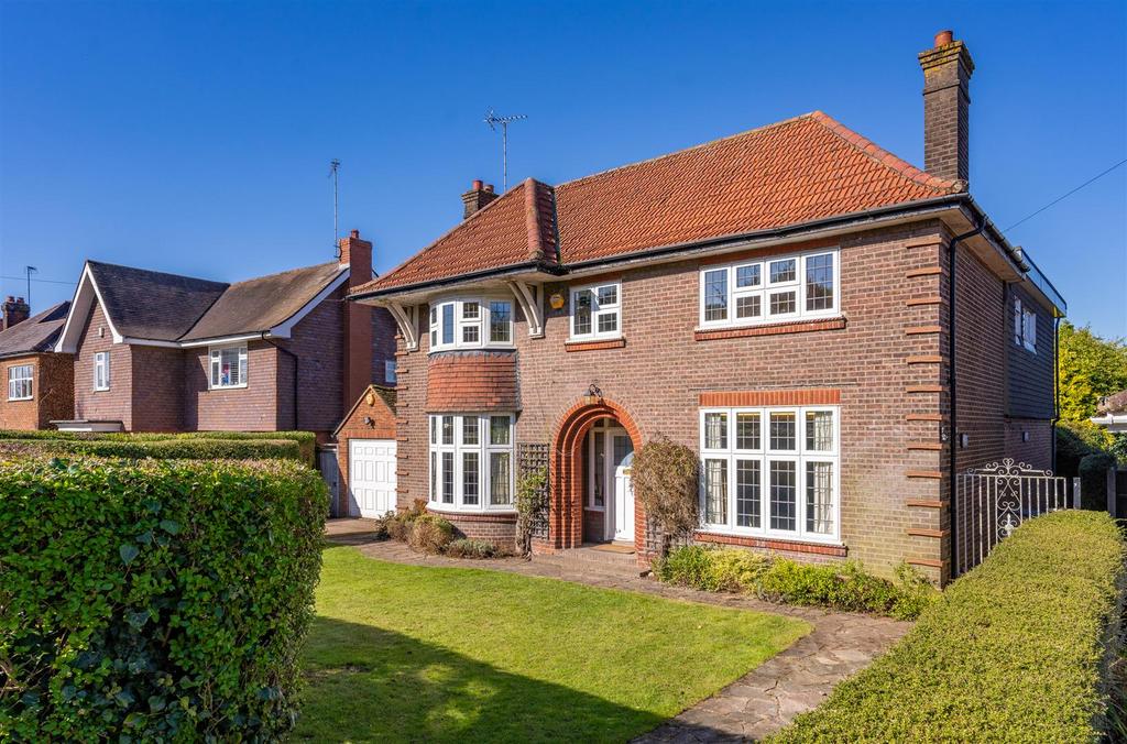 Tring Road, Dunstable, Bedfordshire 6 bed detached house - £700,000