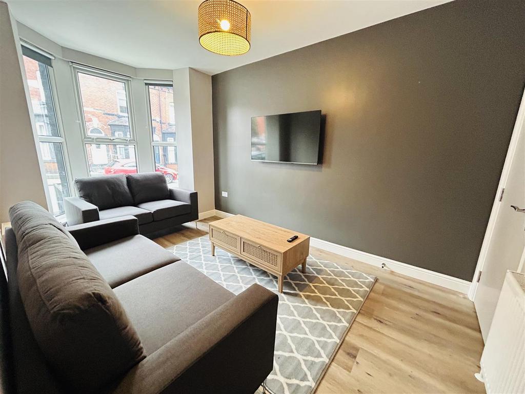 Hessle View, Hyde Park, Leeds, LS6 1ER 6 bed terraced house - £4,342 ...