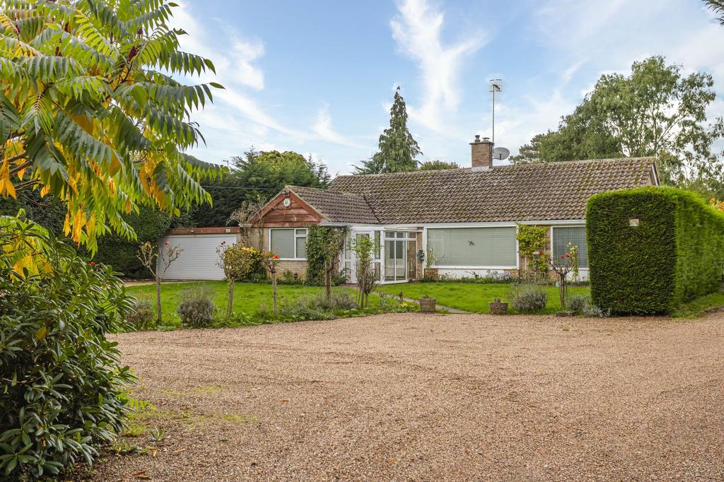 Horley Row, Horley RH6 3 bed detached house - £695,000