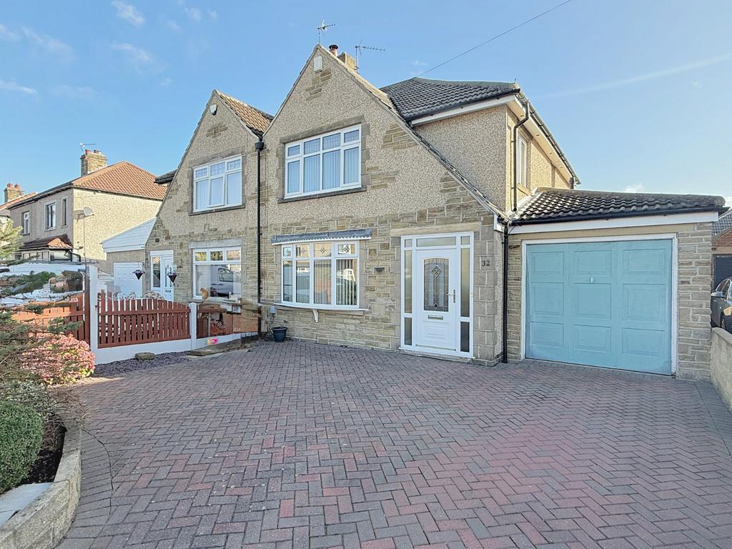 Oakdale Drive, Wrose, Shipley, BD18 3 bed semi-detached house - £240,000