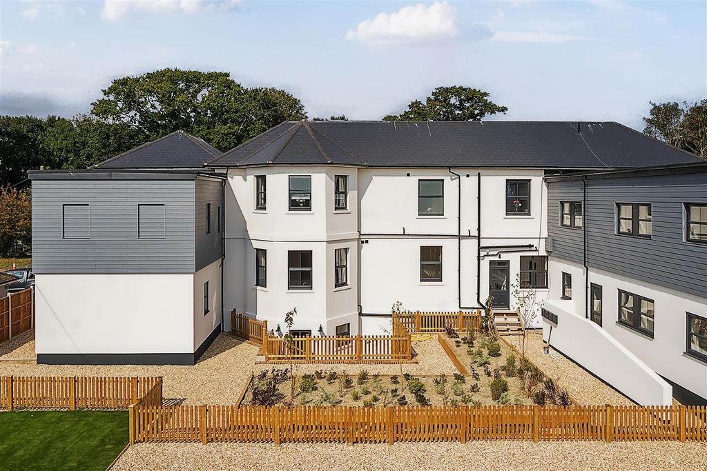 17 Woodfield House, Chichester 1 bed apartment - £215,000