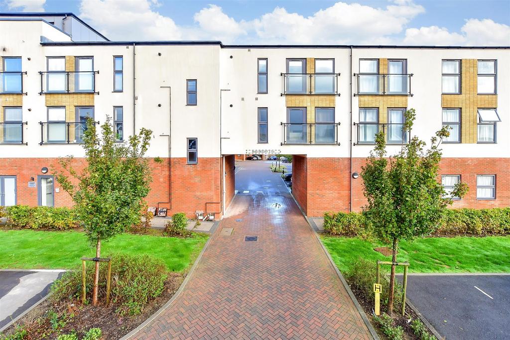 Longacres Way, Chichester, West Sussex 1 bed apartment - £200,000