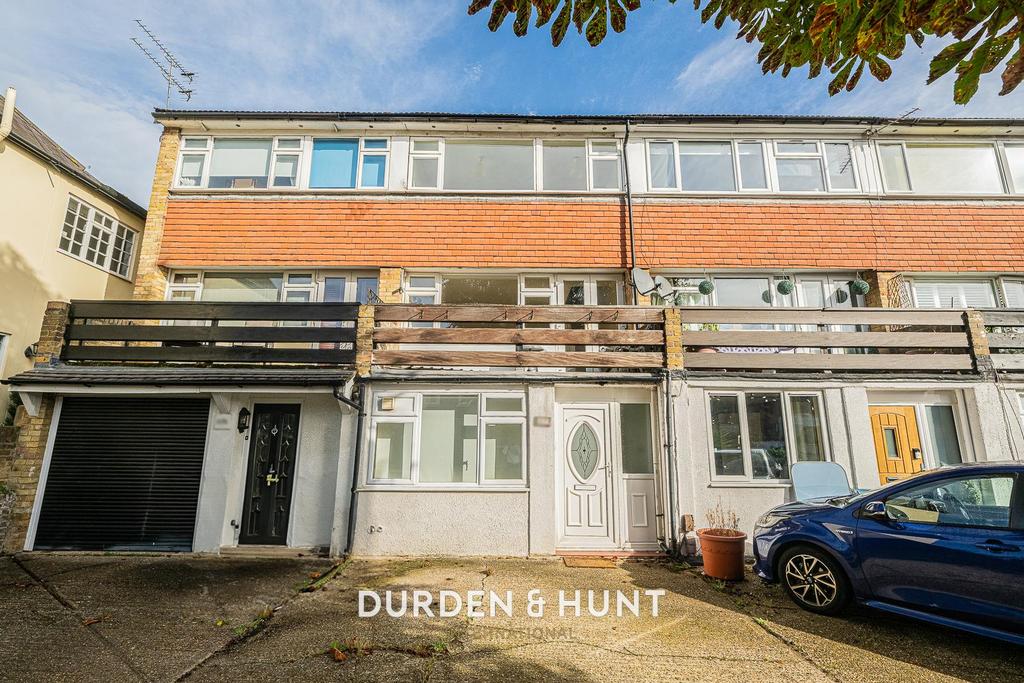 Princes Road, Buckhurst Hill, IG9 3 bed terraced house for sale - £600,000