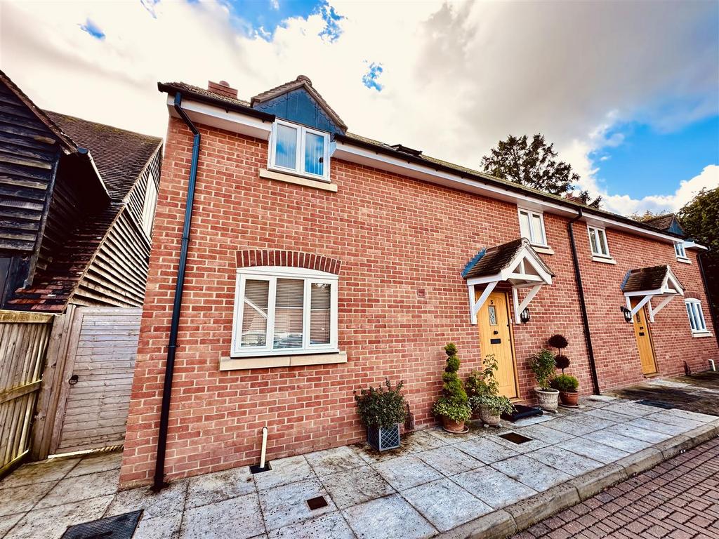 Kent Mews, Wantage OX12 3 bed semi-detached house - £1,595 pcm (£368 pw)