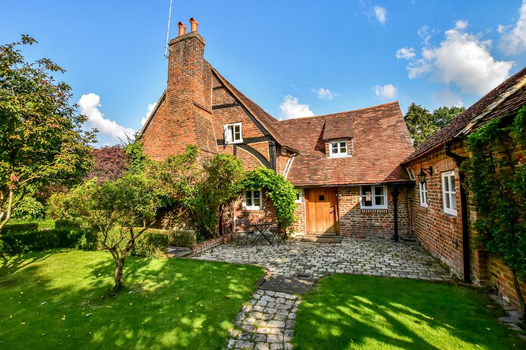 Britwell Gardens Burnham... 3 bed semi-detached house - £1,000,000