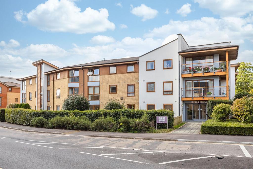 Commonwealth Drive, Crawley RH10 2 bed flat - £199,000