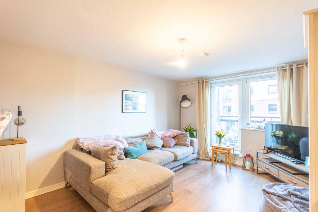 2890L – Slateford Gait, Edinburgh... 2 bed flat - £1,425 pcm (£329 pw)