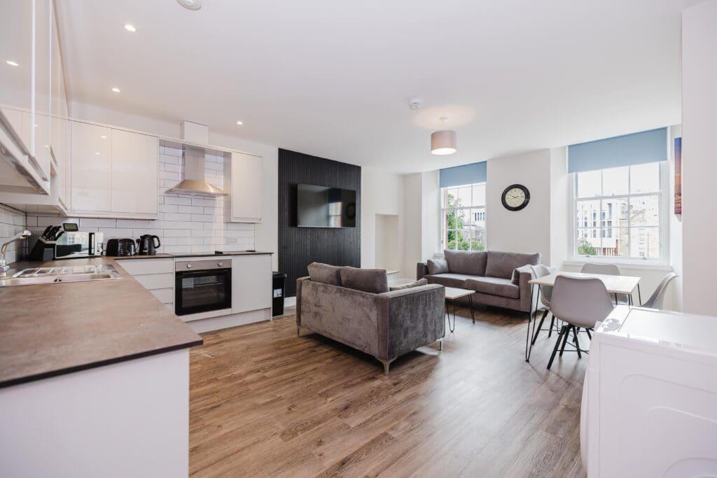 117P – Nicolson Street, Edinburgh... 4 bed flat - £3,196 pcm (£738 pw)