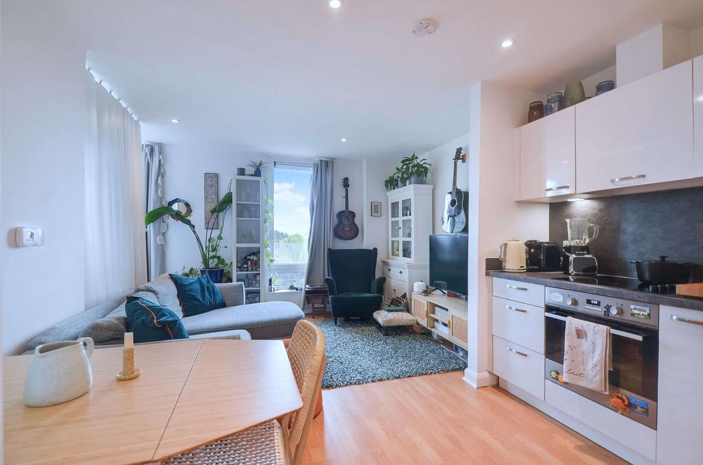 at 9, 892 High Road, London, London N12 1 bed apartment - £122,500