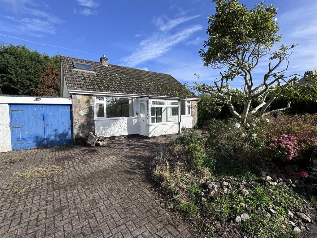 3 Gorddinog Crescent, Llangoed... 2 bed detached bungalow - £215,000