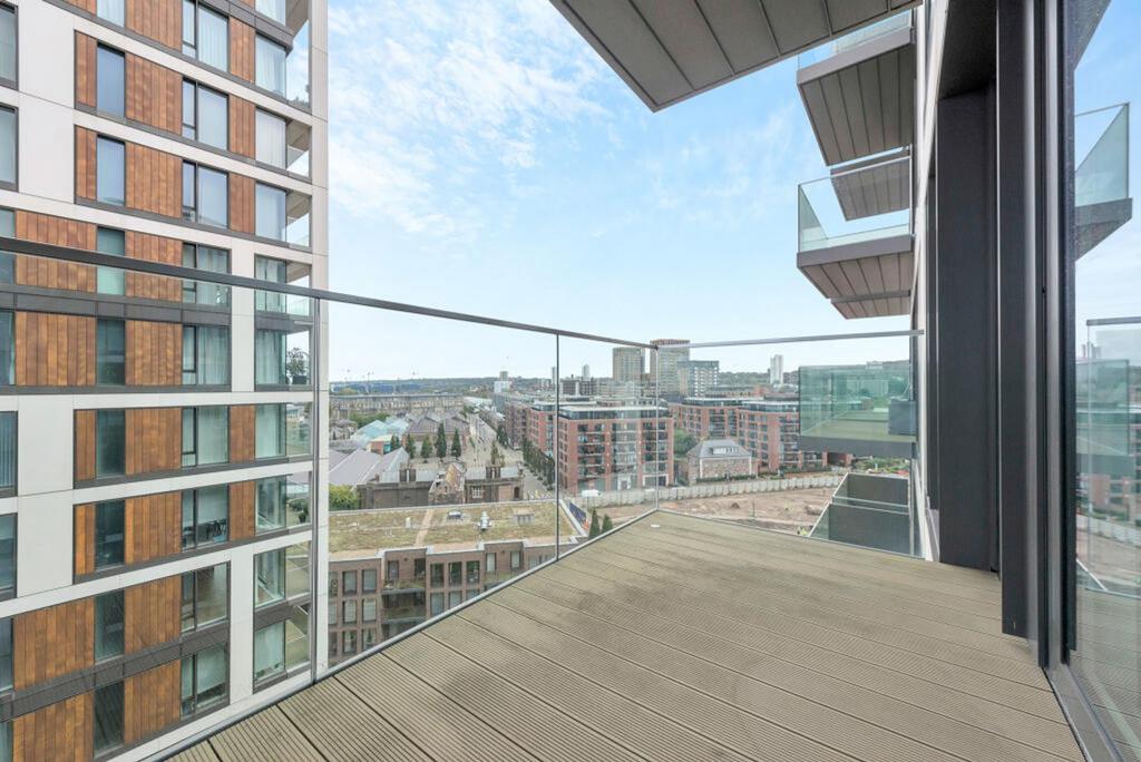 Duke Of Wellington Avenue, London SE18 1 bed flat - £425,000