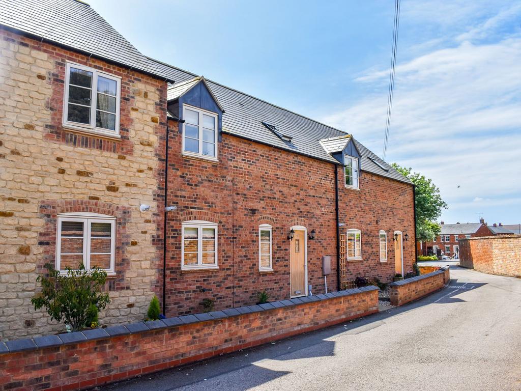 Towbury Lane, Towcester, NN12 3 bed terraced house - £1,500 pcm (£346 pw)