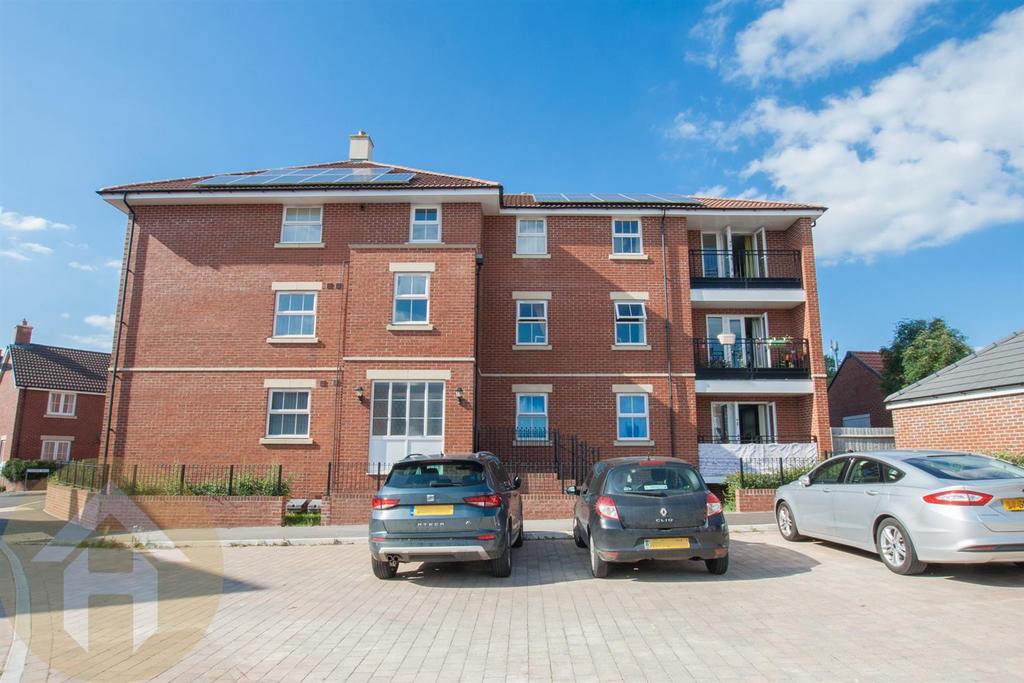 Cloatley Crescent, Royal Wootton... 2 bed flat for sale - £160,000