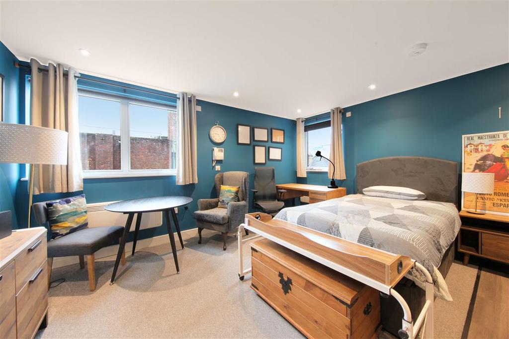 Parkgate Road, SW11 Studio - £310,000