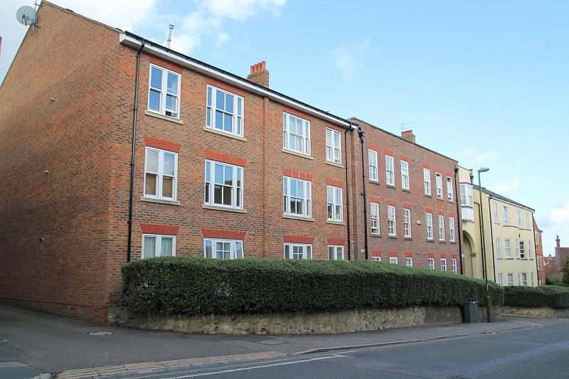 Charter Gate, Boltro Road 2 bed apartment - £1,300 pcm (£300 pw)
