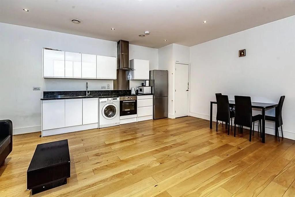 55 - 57 High Street, Slough, SL1 1DZ 2 bed flat - £1,550 pcm (£358 pw)