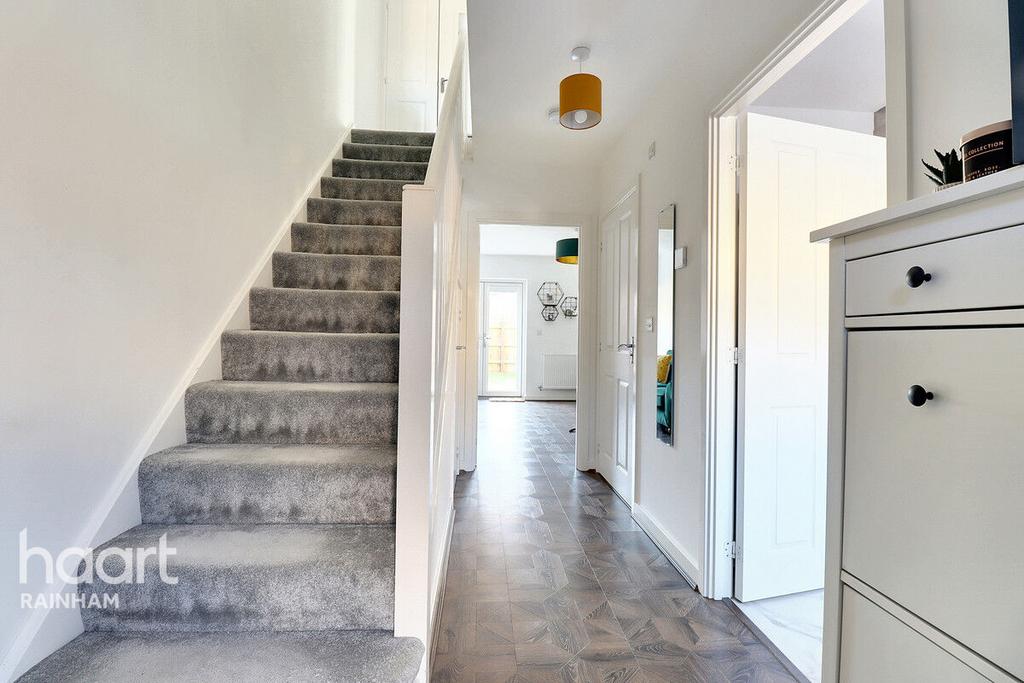 Macarthur Close, Rainham, RM13 8PN 2 bed end of terrace house - £400,000