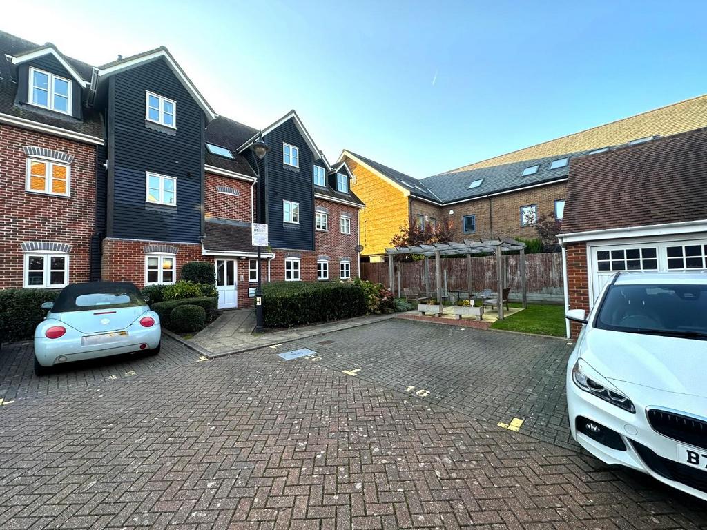 Howarde Court, Stevenage 2 bed flat - £280,000