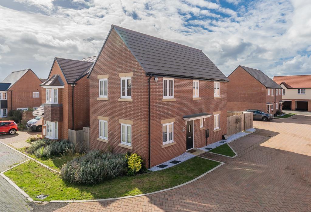 Lacewing Drive, Biddenham, Bedfordshire 3 bed detached house - £375,000