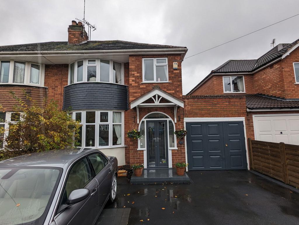 Wells Green Road, Solihull B92 3 bed semi-detached house - £390,000