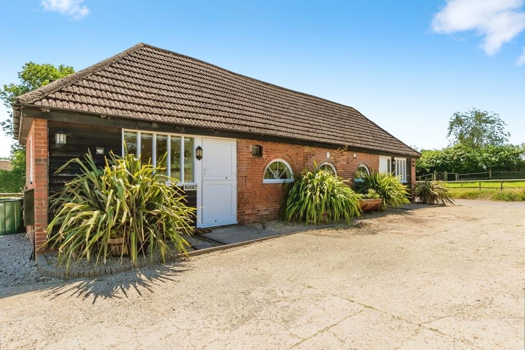 Rye Road, Rye TN31 2 bed semi-detached house - £950 pcm (£219 pw)
