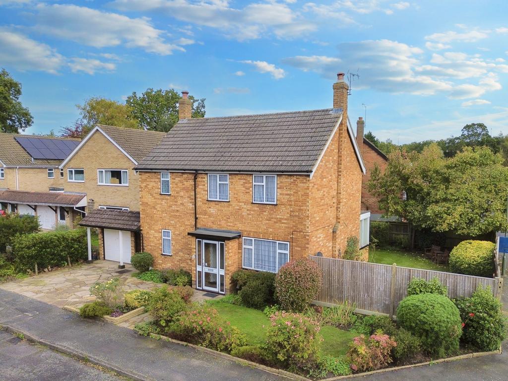 New Haw, Addlestone KT15 3 bed detached house for sale - £500,000