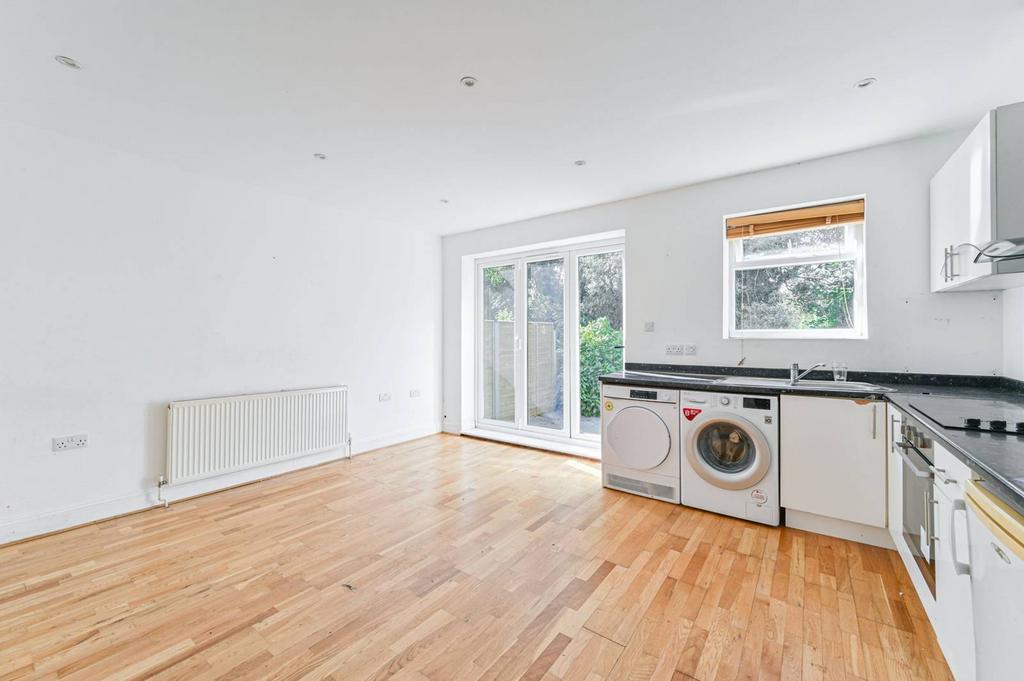 Riggindale Road, Streatham, London, SW16 2 bed flat - £2,000 pcm (£462 pw)