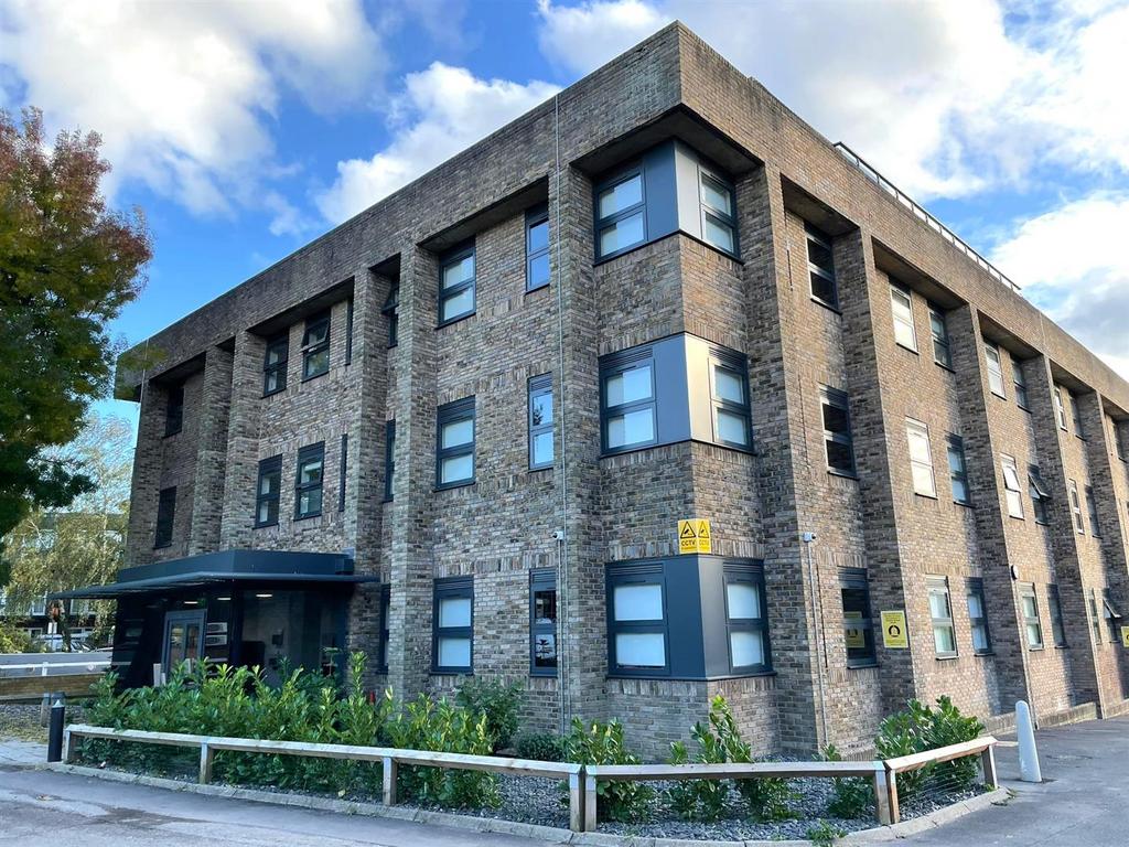 Dolphin Bridge House, Rockingham... Studio - £1,325 pcm (£306 pw)