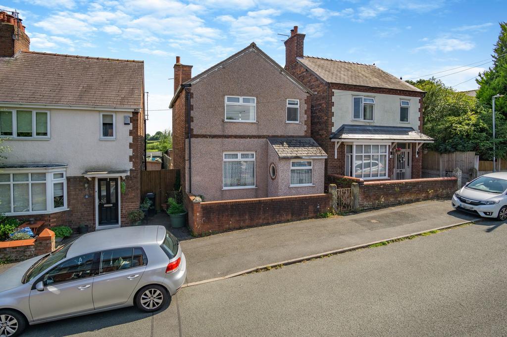 Hillside, Hawarden, CH5 3 bed detached house - £200,000