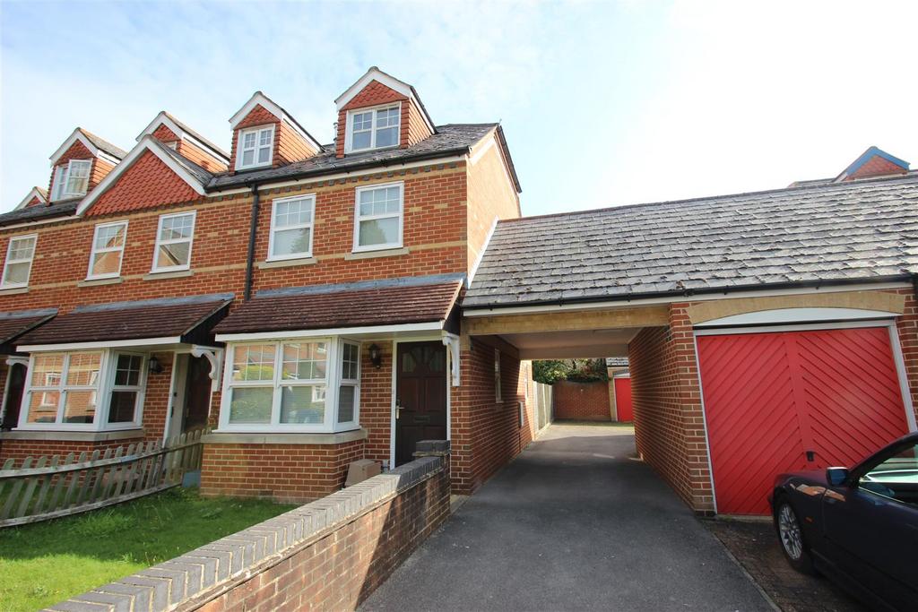 Hodges Court 4 bed house to rent - £3,200 pcm (£738 pw)