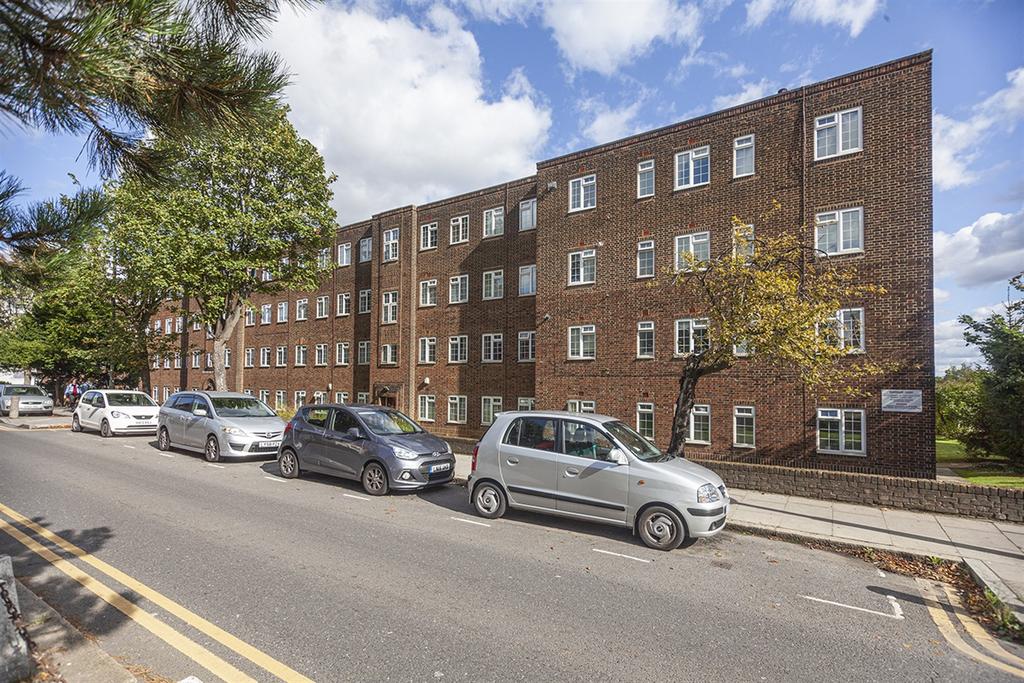 Burnham Court, Brent Street, Hendon, NW4 2 bed flat - £1,850 pcm (£427 pw)