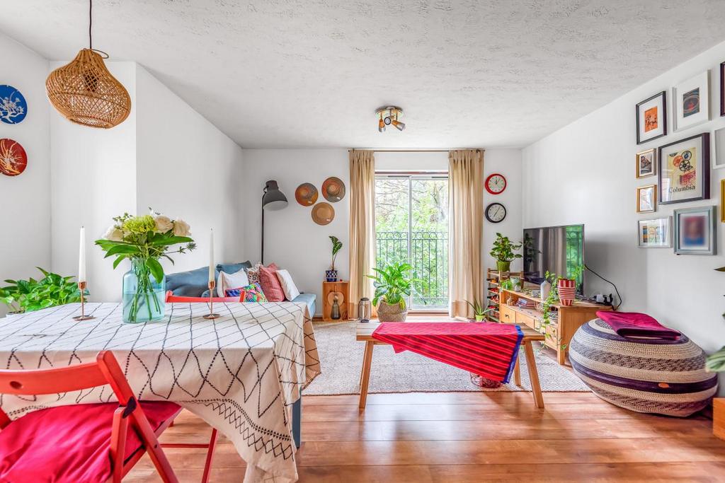 Burghley Hall Close, Southfields 2 bed flat for sale - £400,000