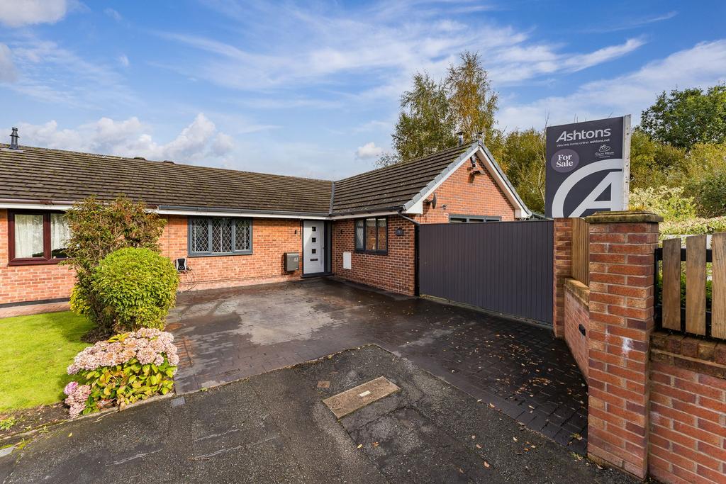 Allscott Way, Ashton-In-Makerfield, WN4 3 bed semi-detached bungalow - £290,000