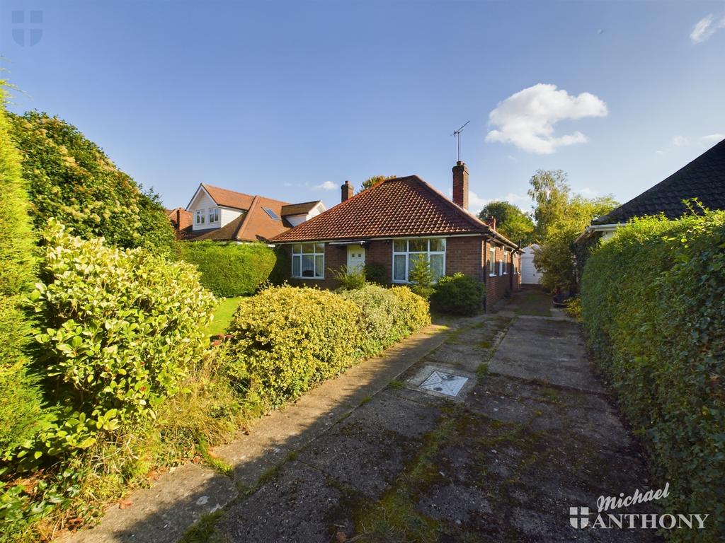 Twitchell Lane, Aston Clinton, HP22 5JJ 2 bed detached bungalow - £525,000