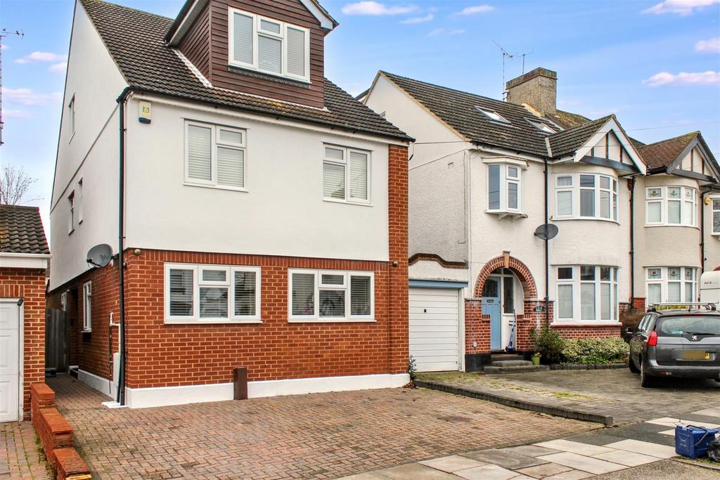 Kingswood Chase, Leigh-On-Sea 4 bed detached house - £700,000