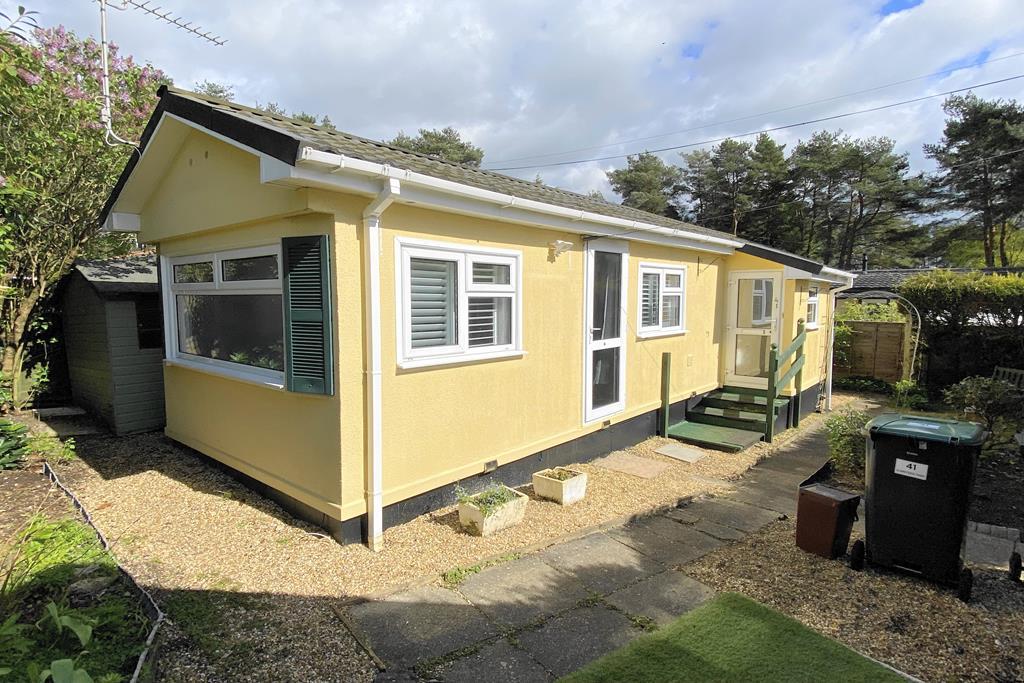Sunnyside Park, St Ives, Nr Ringwood... 1 bed park home - £89,950