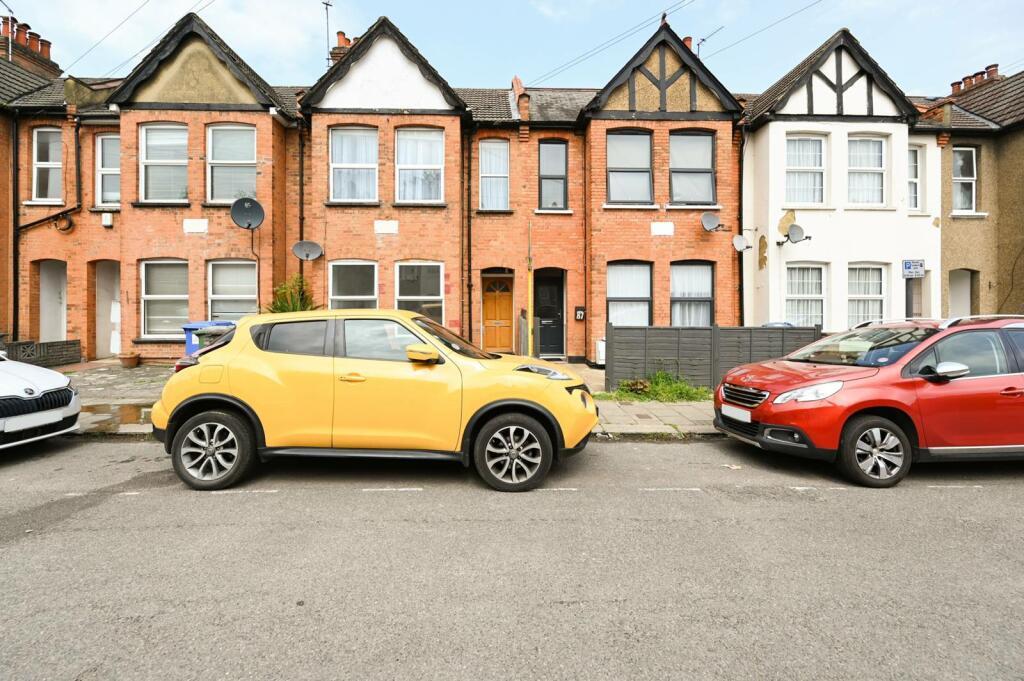 89 Rosslyn Cresent, HA1 2 bed maisonette for sale - £350,000