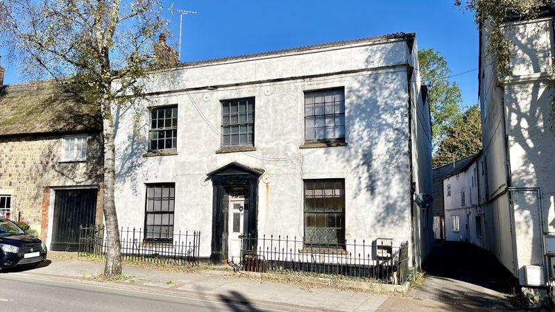 High Street, Chard, Somerset TA20 4 bed end of terrace house - £175,000