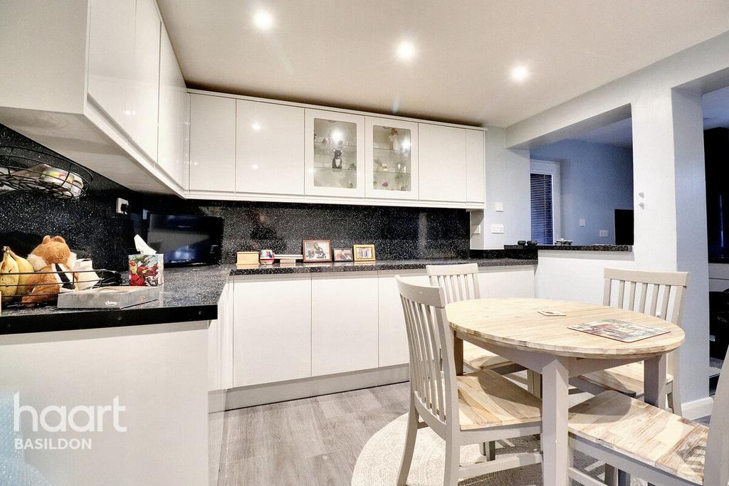 Long Riding, Basildon 4 bed terraced house - £375,000