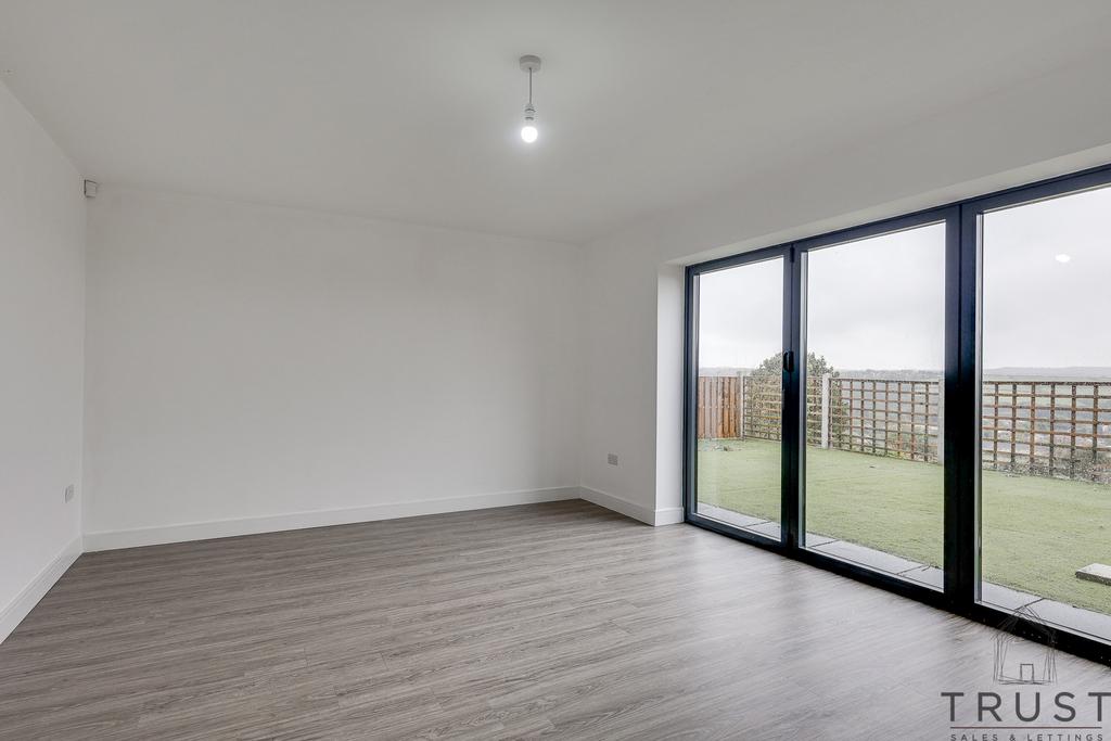 Healey, Batley WF17 4 bed semi-detached house - £1,400 pcm (£323 pw)