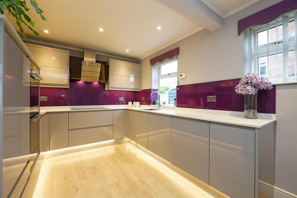 Poplar Bank, Barrow-In-Furness 4 bed detached house - £315,000