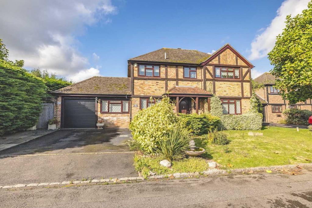 Montagu Road, Datchet SL3 4 bed detached house - £1,100,000
